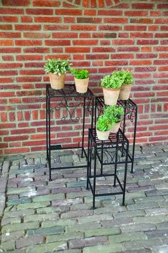 Conjunto de 3 pedestales metálicos para plantas 31,4 x 31,4 x 70,2 cm ... Conjunto de 3 pedestales metálicos para plantas 31,4 x 31,4 x 70,2 cm ...